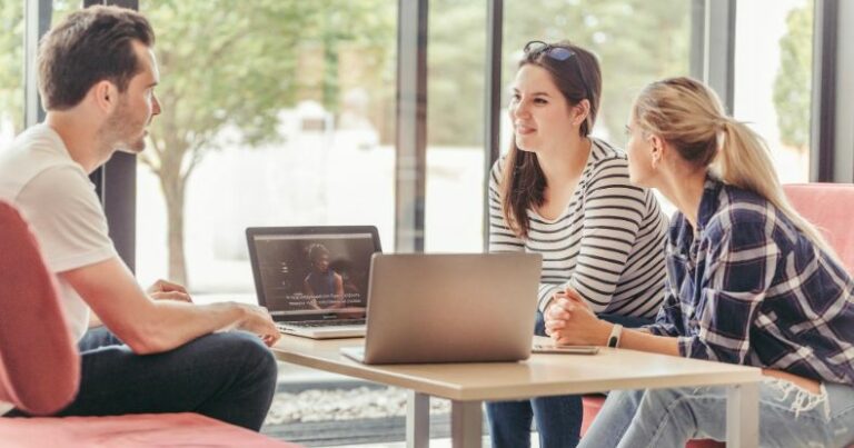 O que é trabalho híbrido? Vantagens, riscos e como implementar - Think Work LabThink Work Lab